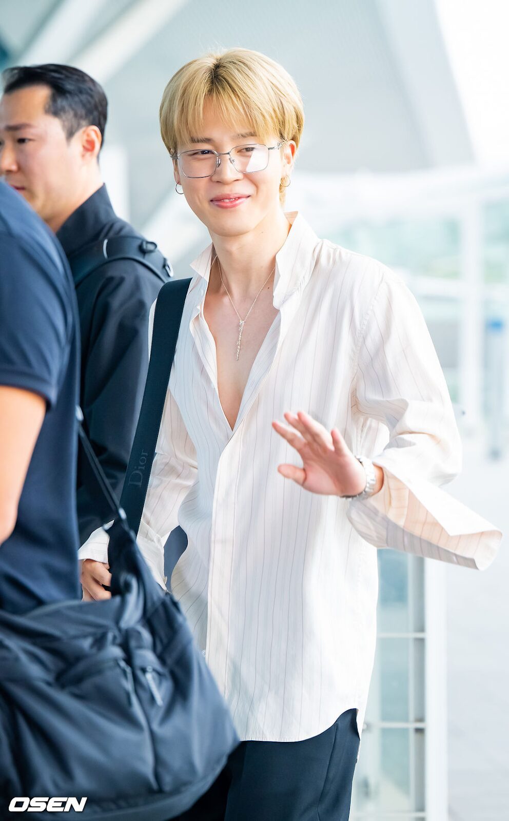 BTS’s Jimin Goes Viral For One Of The Best Airport Outfit Looks In ...